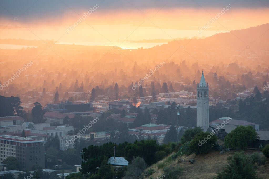 Una hermosa puesta de sol se produce sobre la ciudad y el campus de ...