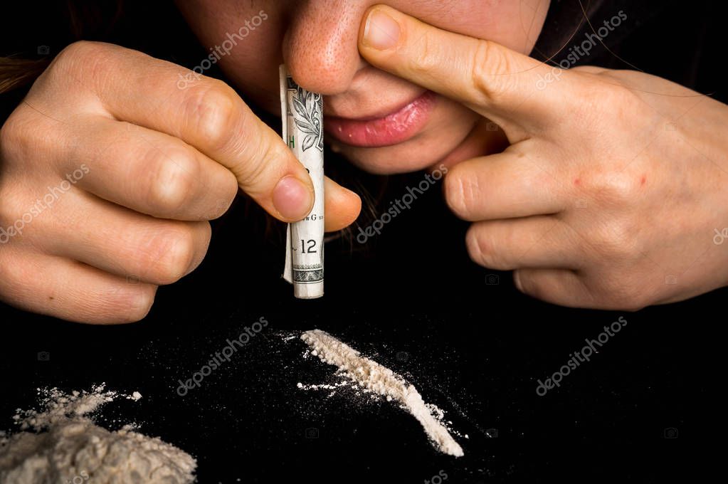 Junkie woman snorting cocaine powder with rolled banknote — Stock Photo ...