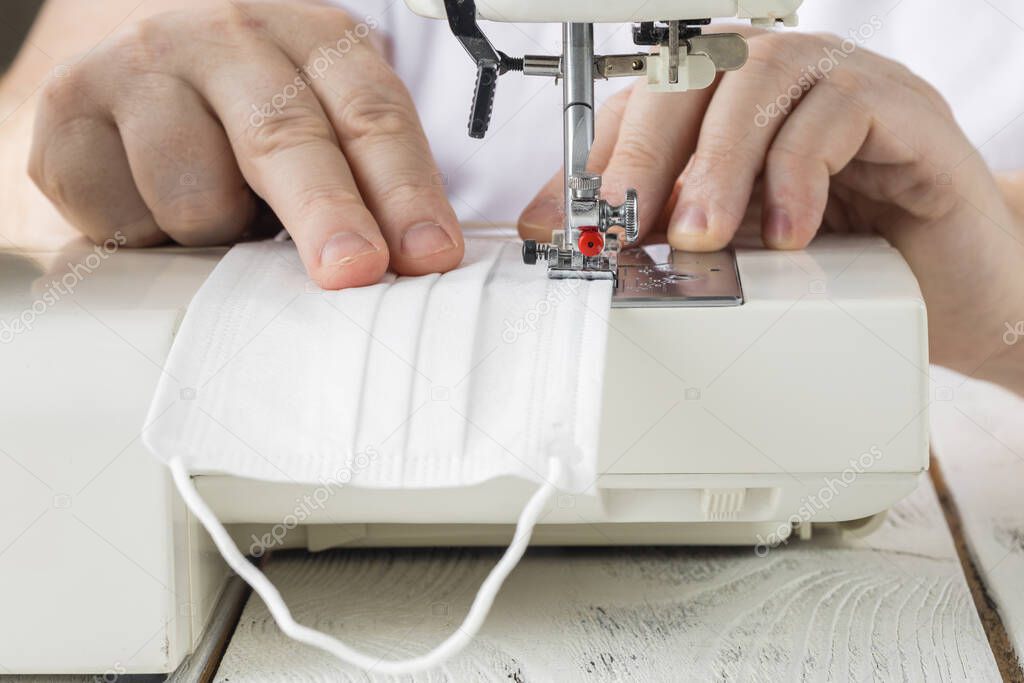 coser la máscara médica de la cara textil durante la pandemia ...