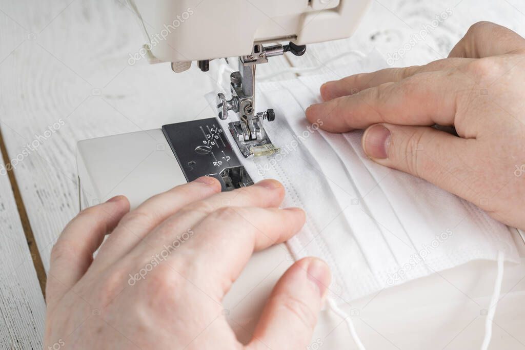 coser la máscara médica de la cara textil durante la pandemia ...