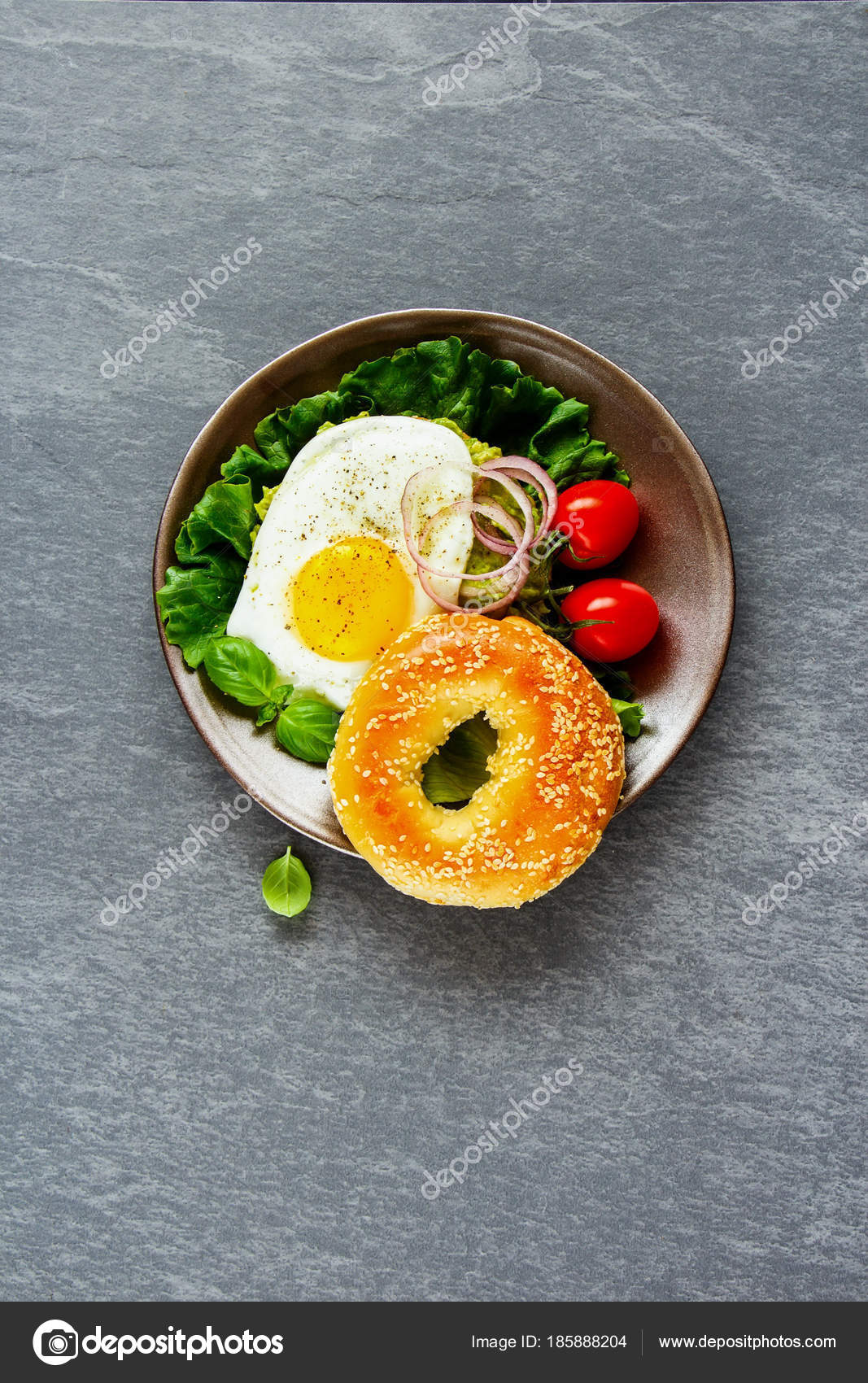 Bagel with egg and vegetables Stock Photo by ©yuliyagontar 185888204