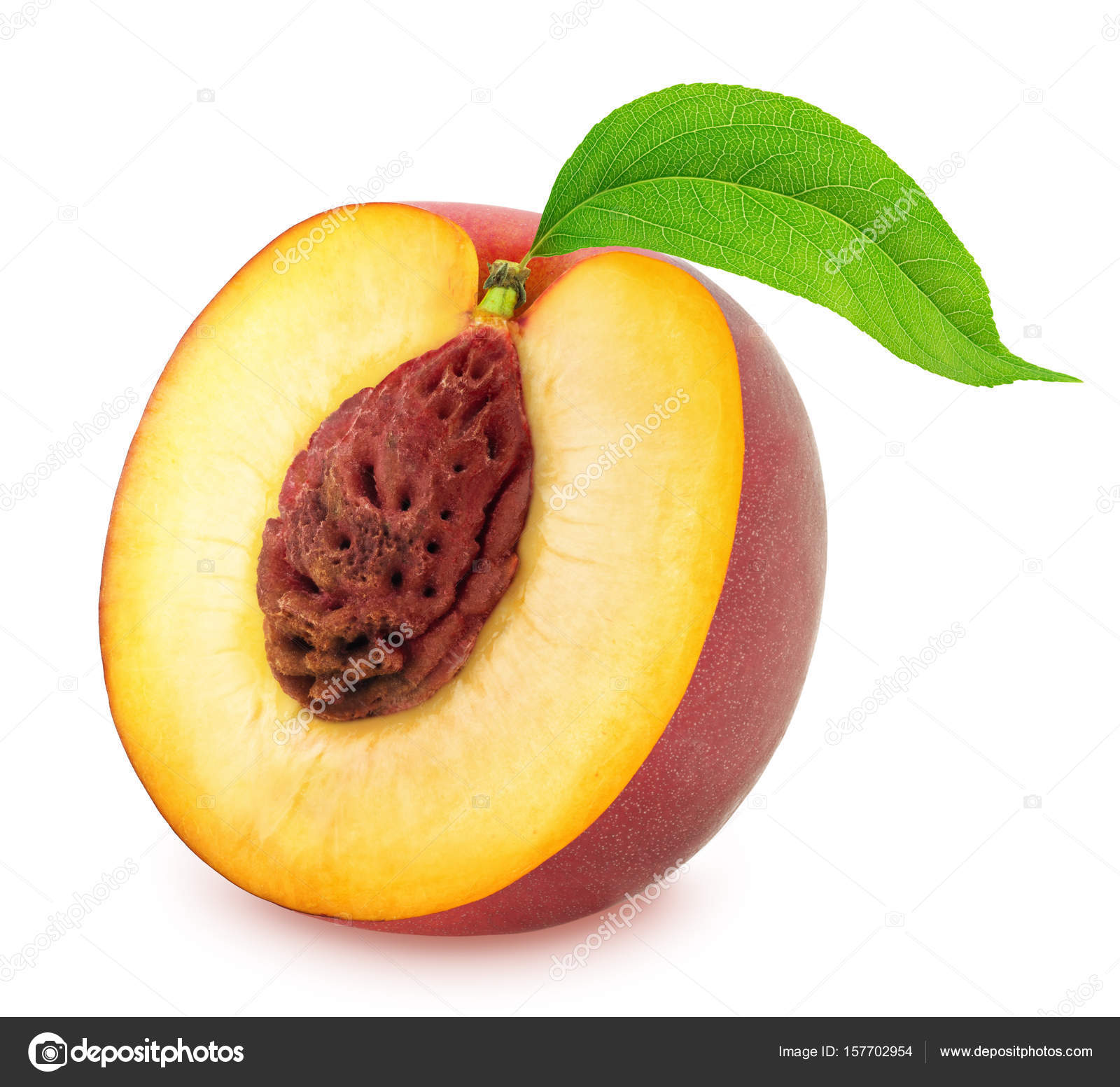 Hälfte der reifen Nektarine isoliert auf weißem Hintergrund ...