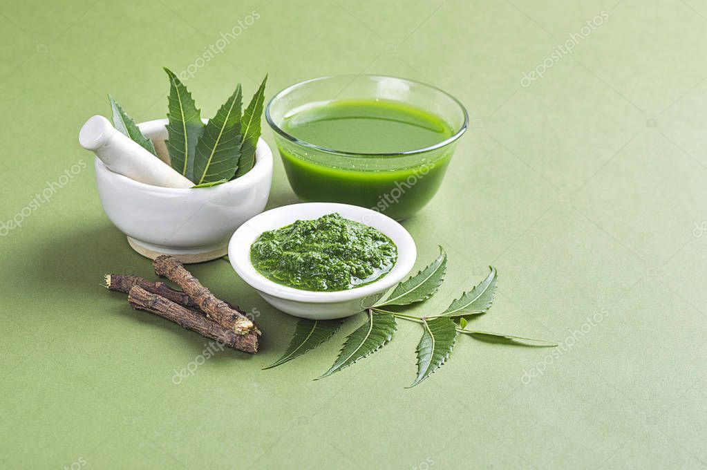 Hojas medicinales de neem en mortero y pestle con pasta de neem, jugo y ... Hojas medicinales de neem en mortero y pestle con pasta de neem, jugo y ...