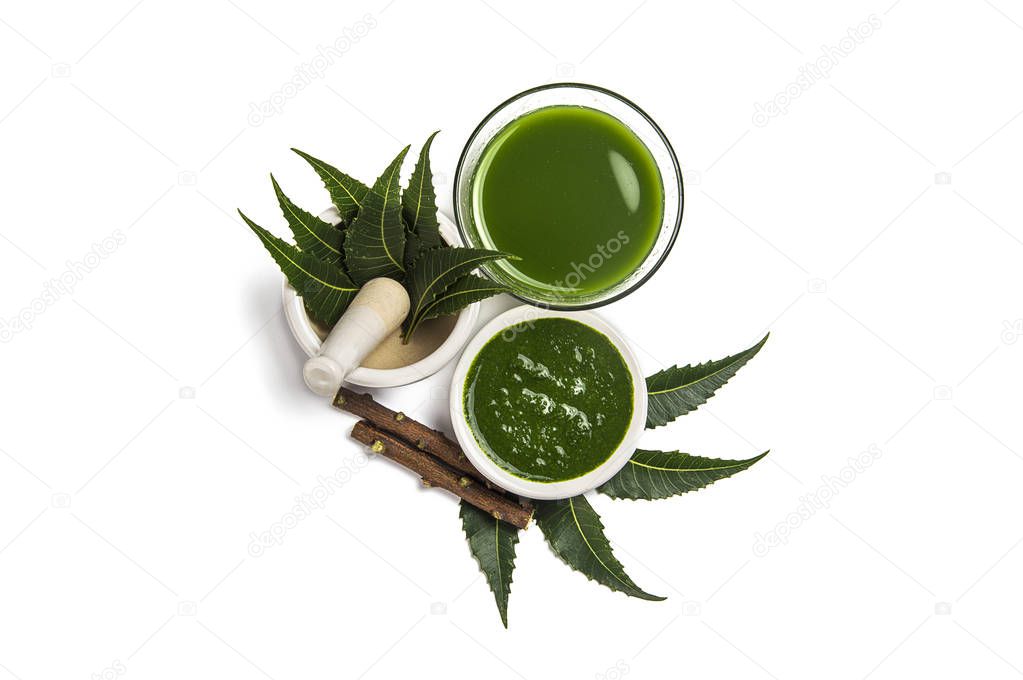 Hojas medicinales de neem en mortero y pestle con pasta de neem, jugo y ... Hojas medicinales de neem en mortero y pestle con pasta de neem, jugo y ...