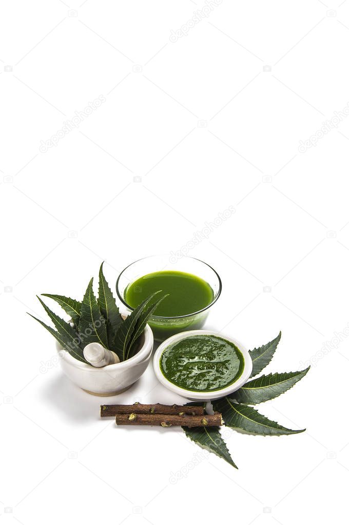 Hojas medicinales de neem en mortero y pestle con pasta de neem, jugo y ... Hojas medicinales de neem en mortero y pestle con pasta de neem, jugo y ...
