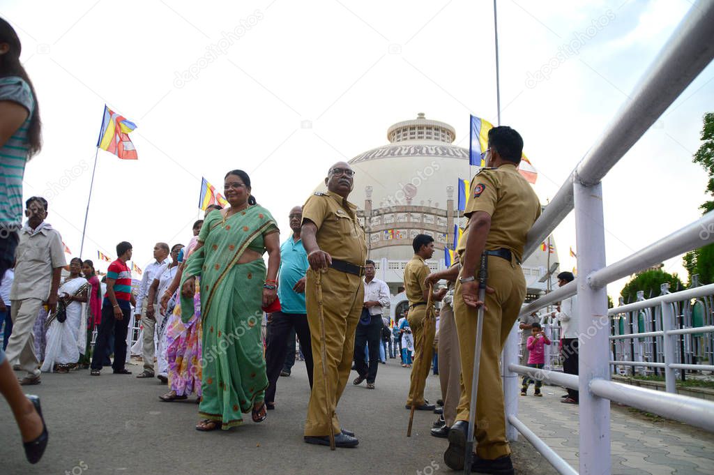 NAGPUR, INDIA - 14 DE MAYO DE 2014: Personas no identificadas visitan ...