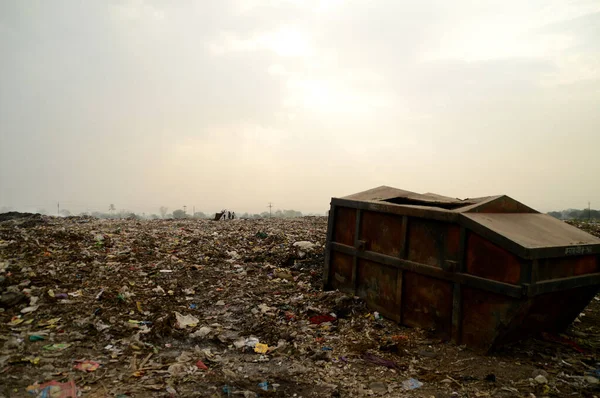 Ordures font ville polluée Stock Photos, Royalty Free Ordures font ...