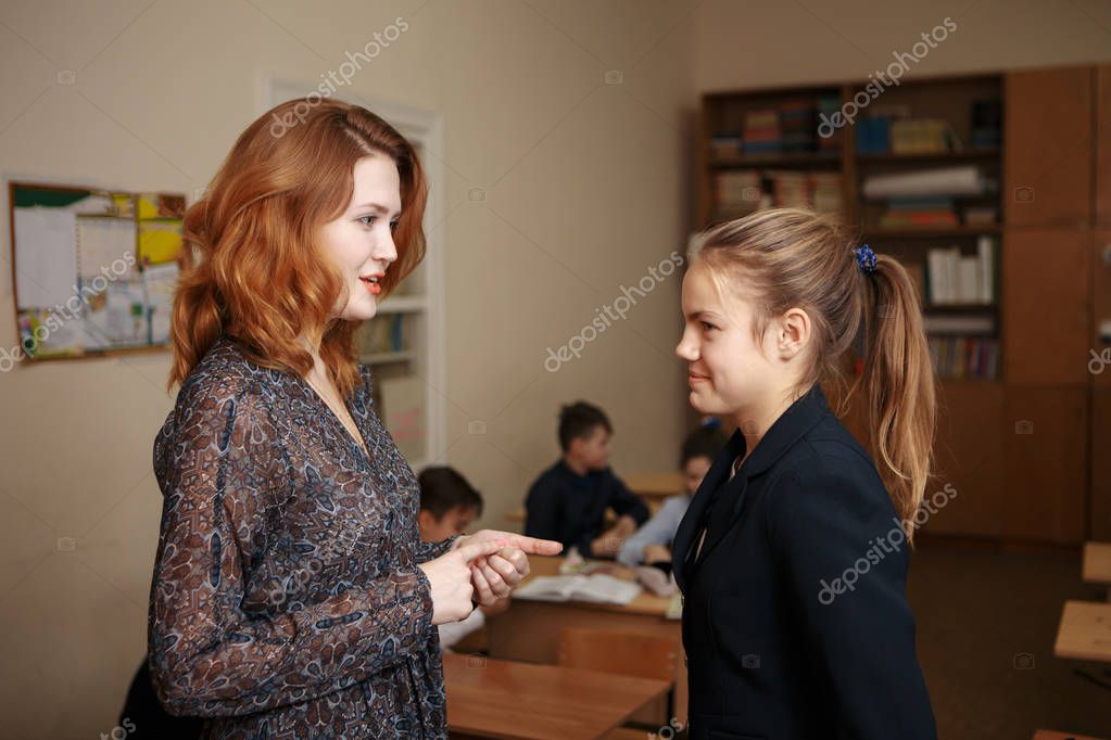 Profesora favorita. Hermosa linda ni a sonriendo a su maestro durante la lecci n cursos ...