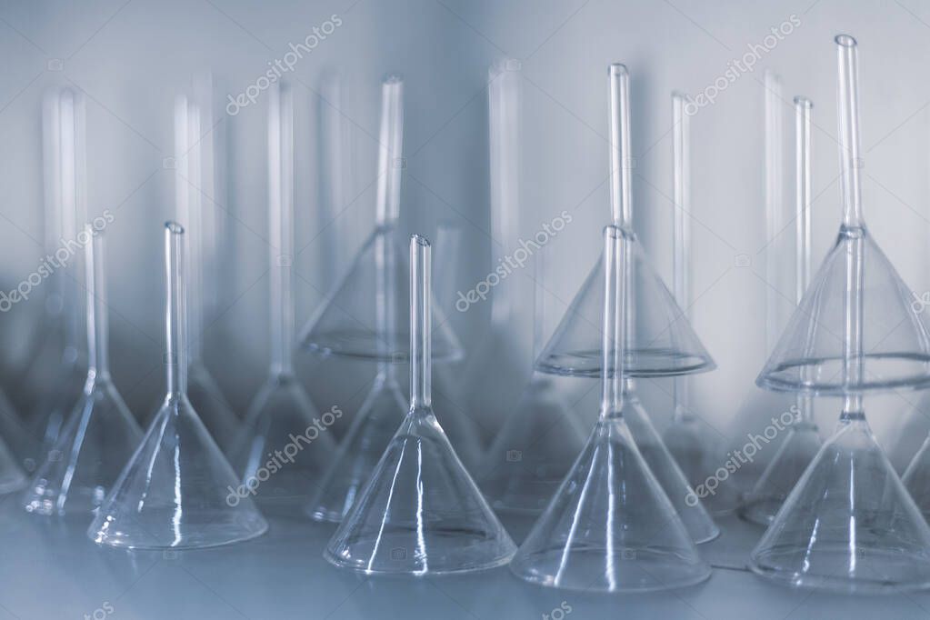 Embudo de vidrio de laboratorio. Instrumentos de laboratorio 2025