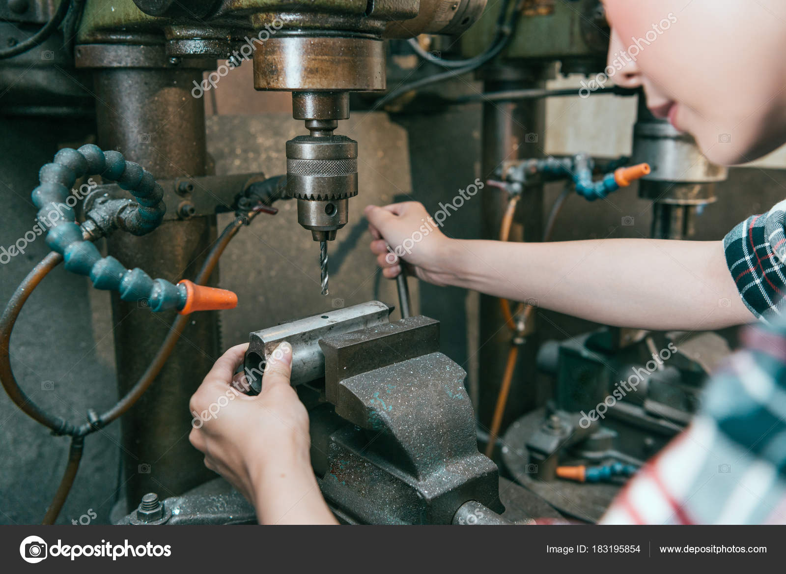 Trabajador de fábrica que trabaja en la empresa fresadora: fotografía ...