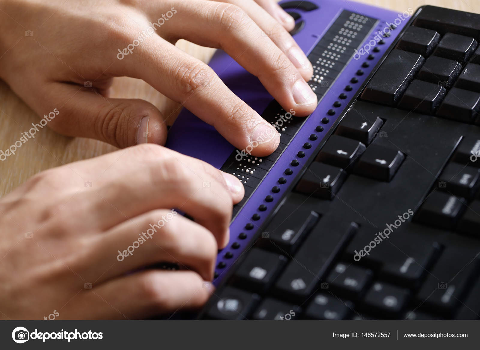 Fotos de Persona ciega usando computadora con pantalla de computadora ...