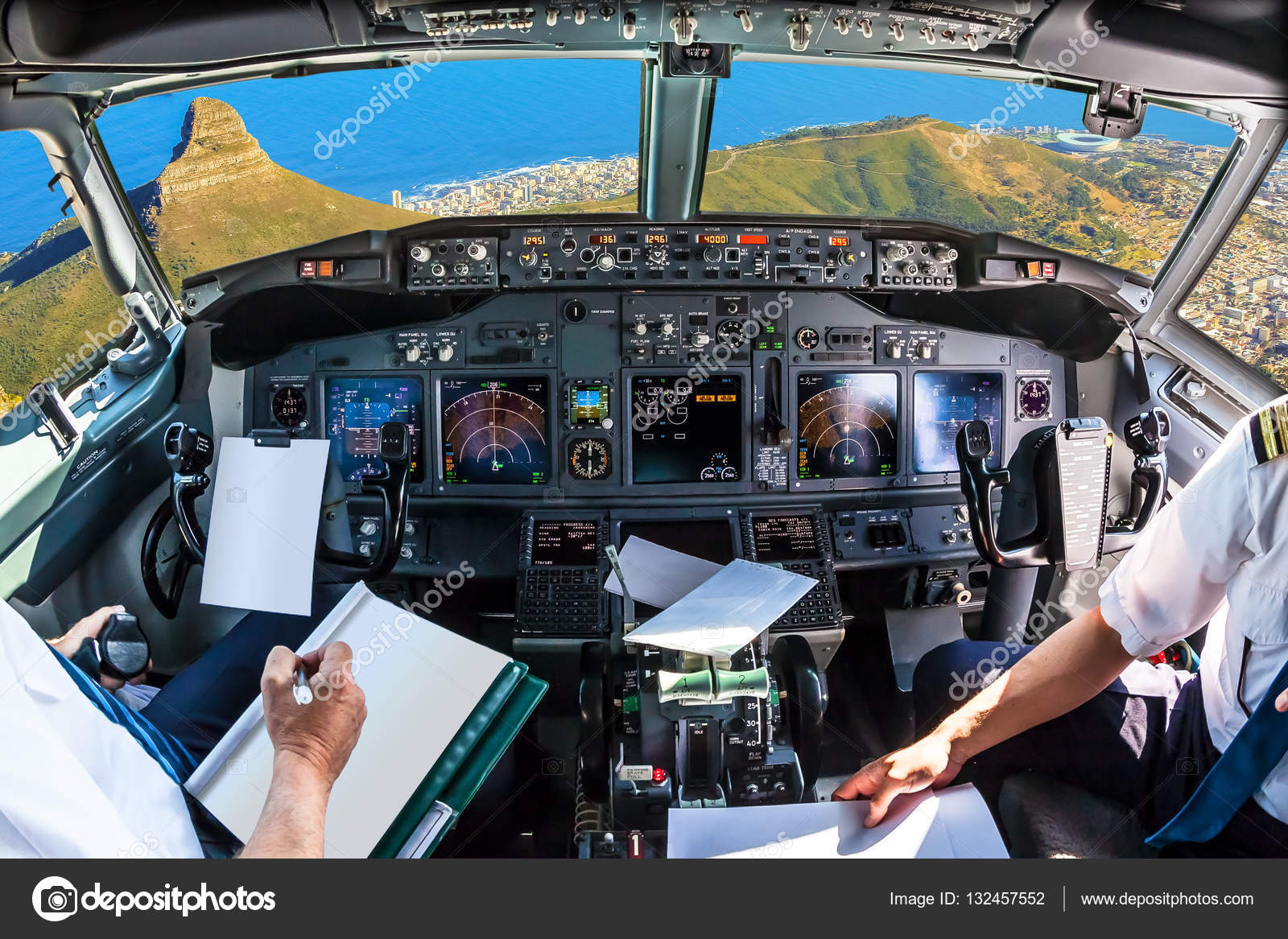 Vol dans le cockpit au Cap image libre de droit par bennymarty © #132457552