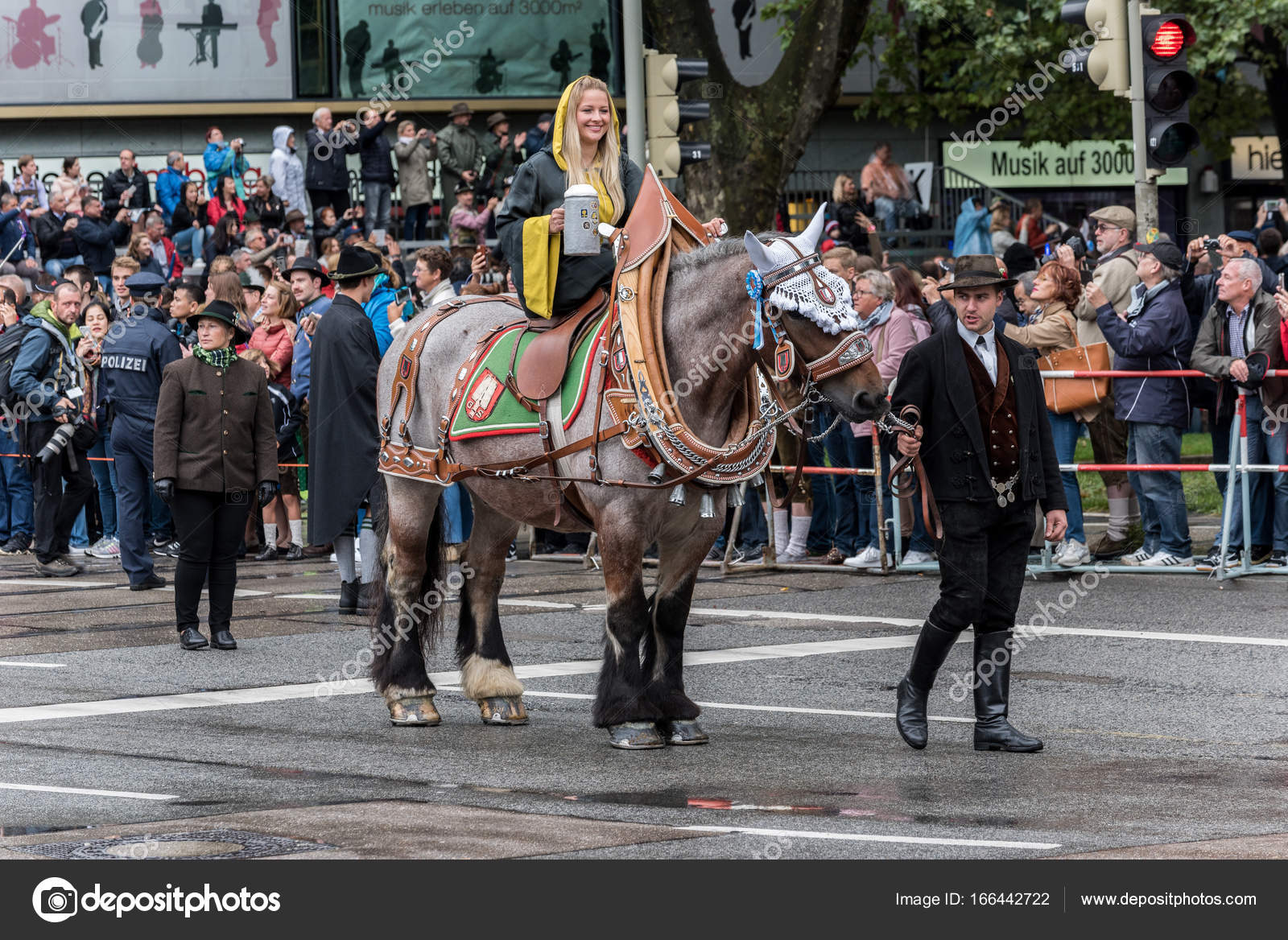 Munchner Kindl in tent owners and breweries parade at the beginning of Oktoberfest – Stock ...