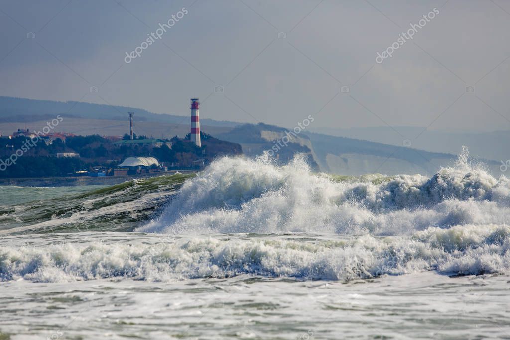 Hermosas olas de tormenta en la entrada de la bahía de Gelendzhik. En ...