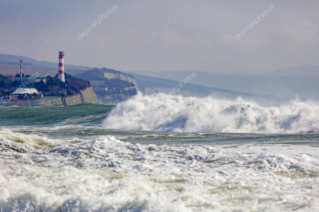Hermosas olas de tormenta en la entrada de la bahía de Gelendzhik. En ...