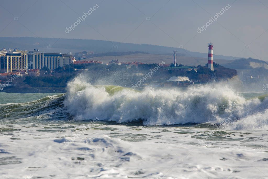 Hermosas olas de tormenta en la entrada de la bahía de Gelendzhik. En ...