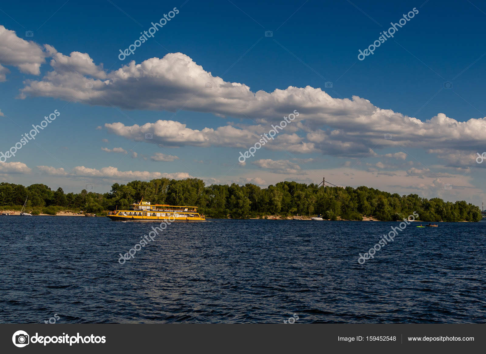 Ship that floats on the river with a view of the wonderful sky — Stock ...
