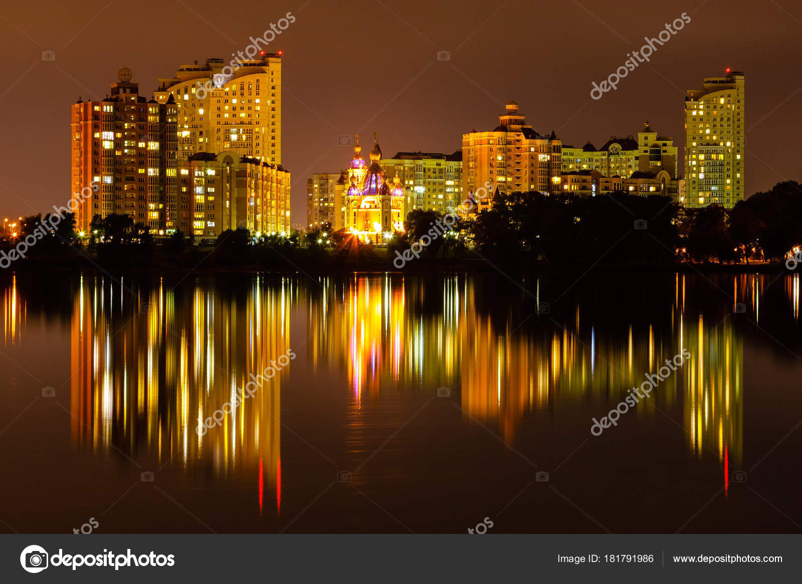 Night city with reflection of houses in the river — Stock Photo ...