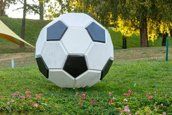 Pelota de fútbol gigante fotos de stock, imágenes de Pelota de fútbol ...