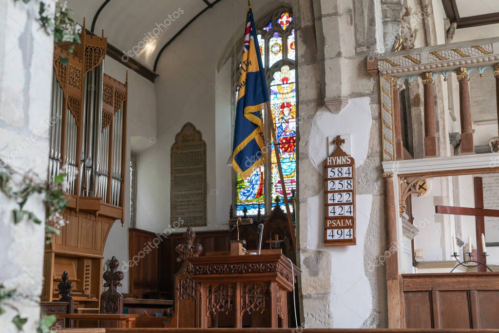 Dentro de la iglesia cristiana histórica débilmente iluminada 2022