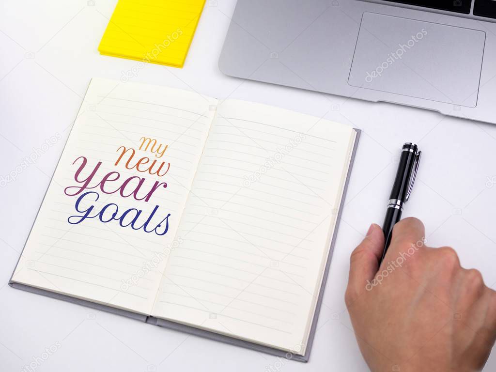 Mis objetivos de año nuevo texto en el cuaderno con la mano que ...