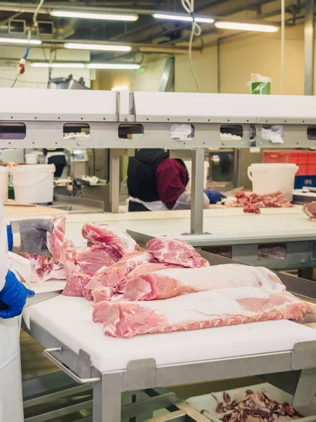 Splitting of pig carcass Stock Photo by ©paulzhuk 152573194