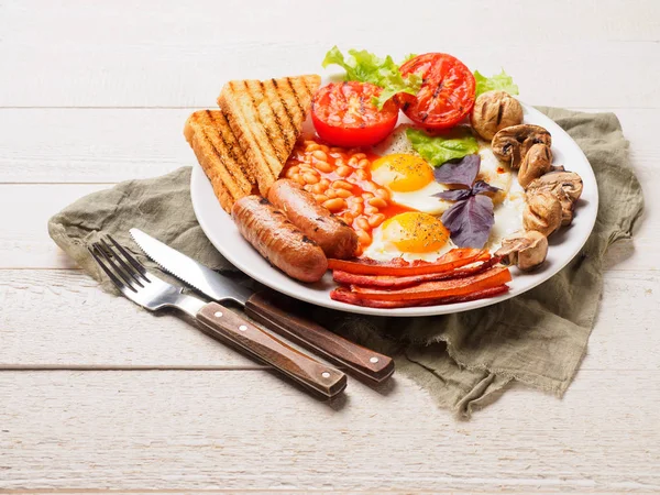 Full English Breakfast including sausages, grilled tomatoes and ...