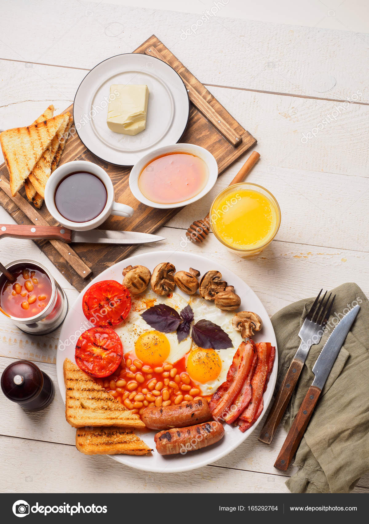 Full English Breakfast including sausages, grilled tomatoes and ...