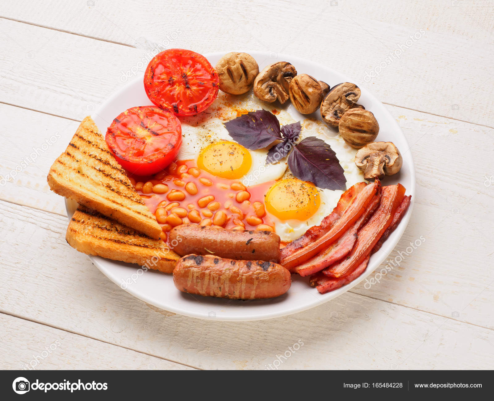 Full English Breakfast including sausages, grilled tomatoes and ...