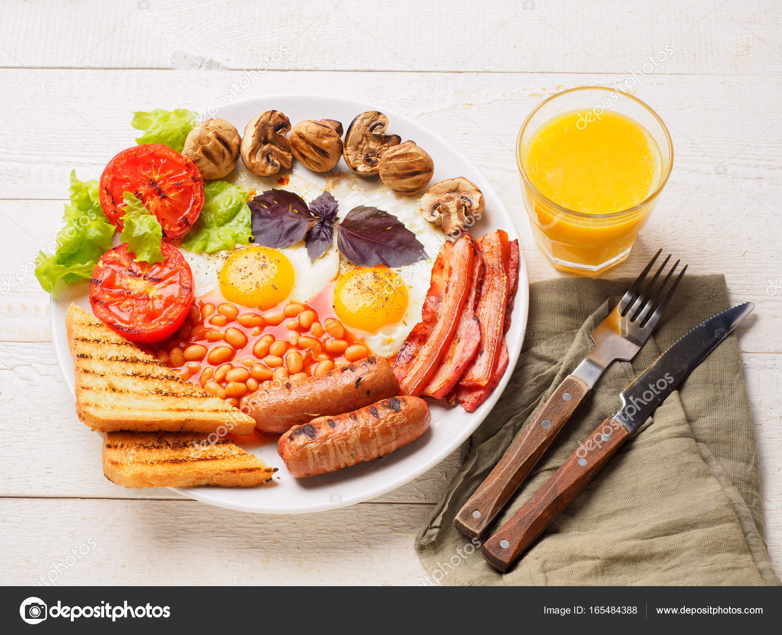 Full English Breakfast including sausages, grilled tomatoes and ...
