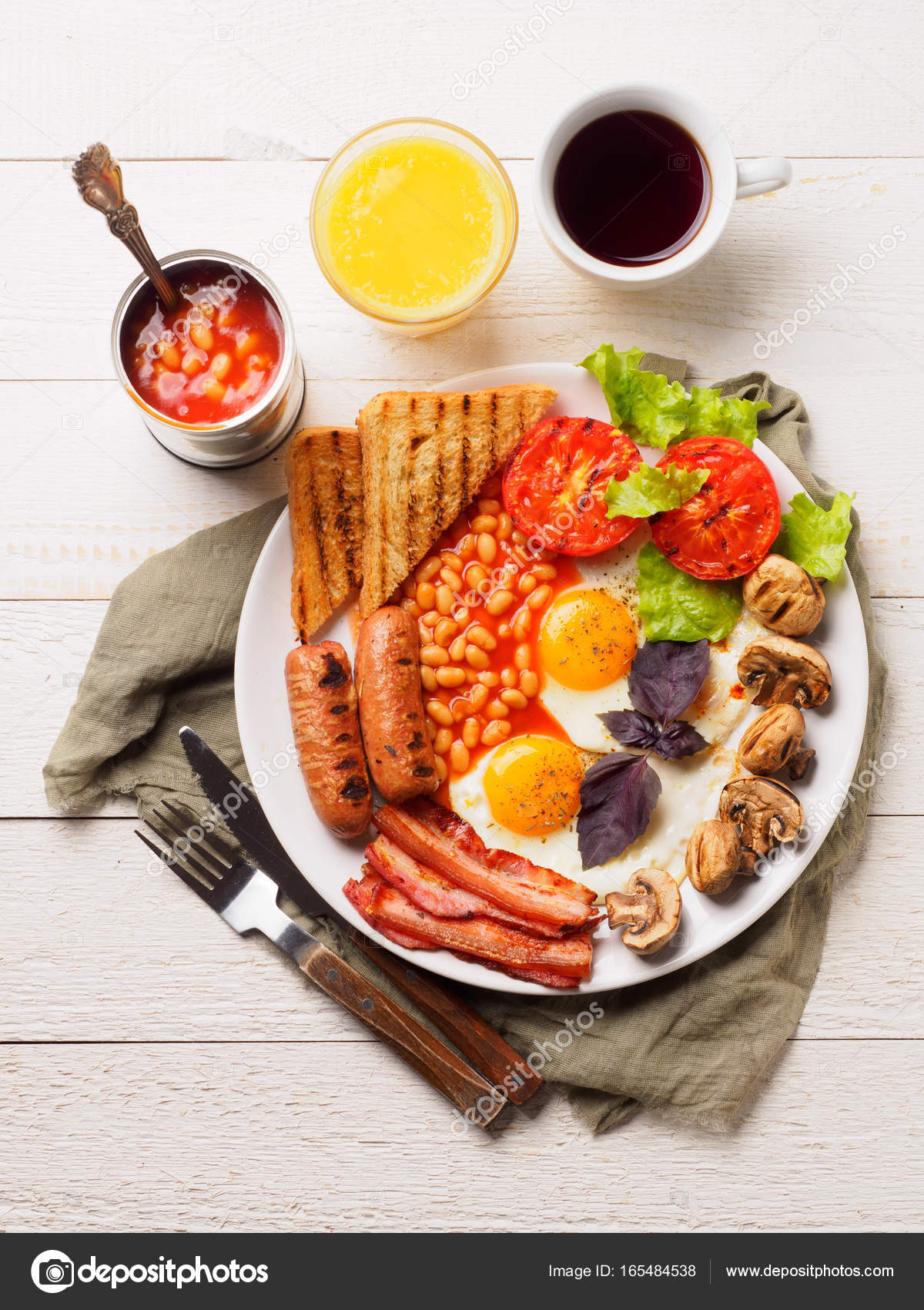 Full English Breakfast including sausages, grilled tomatoes and ...