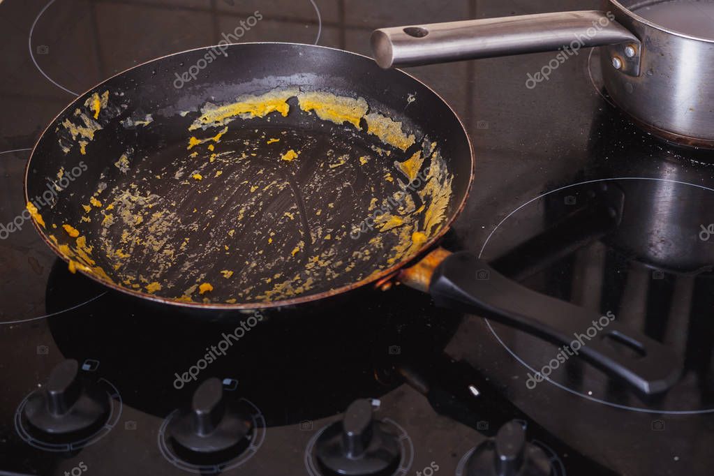 Sartén sucia en la estufa eléctrica 2023