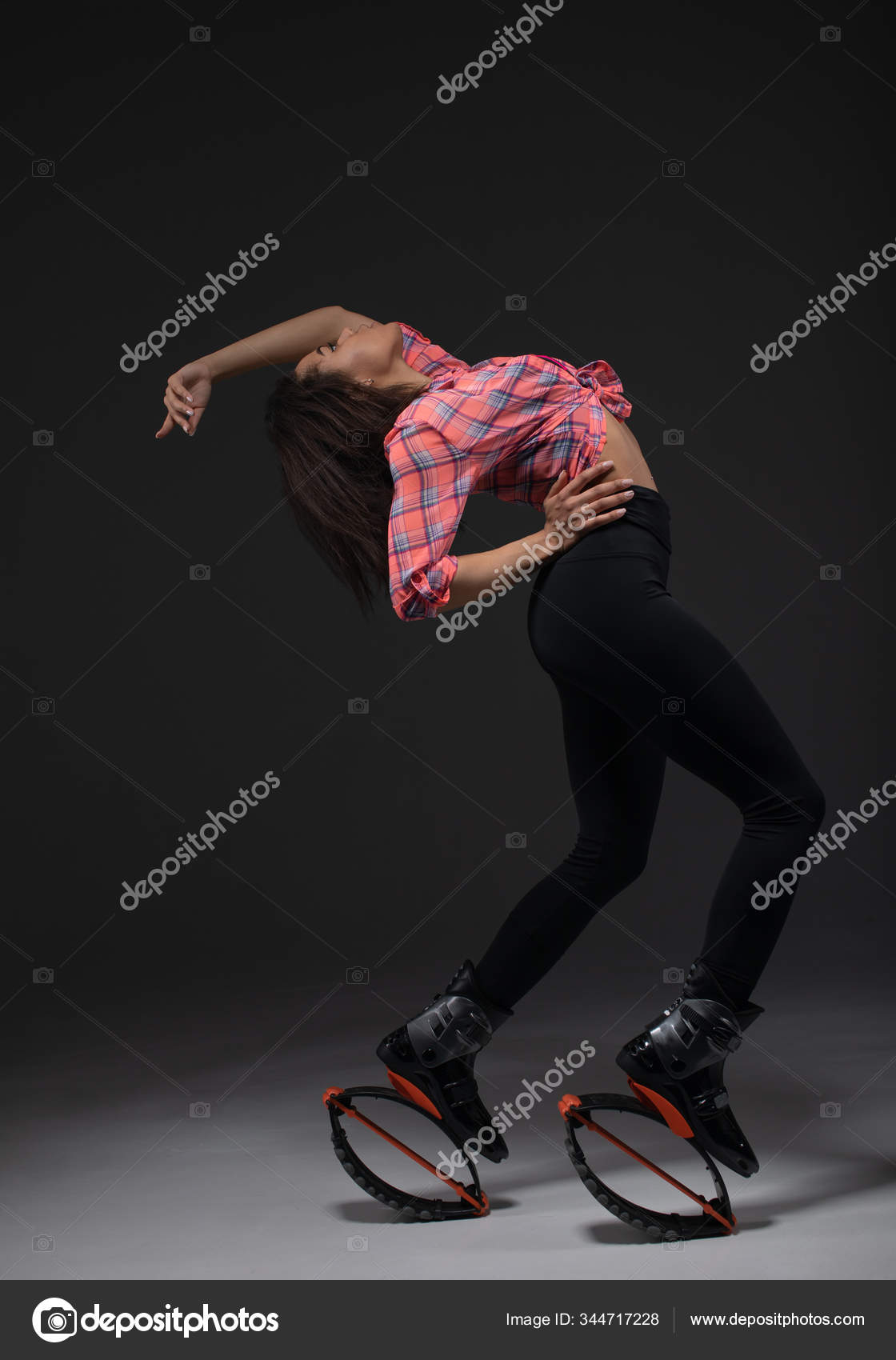 Joven Bastante Instructor Fitness Hace Ejercicio Con Botas Salto — Foto ...