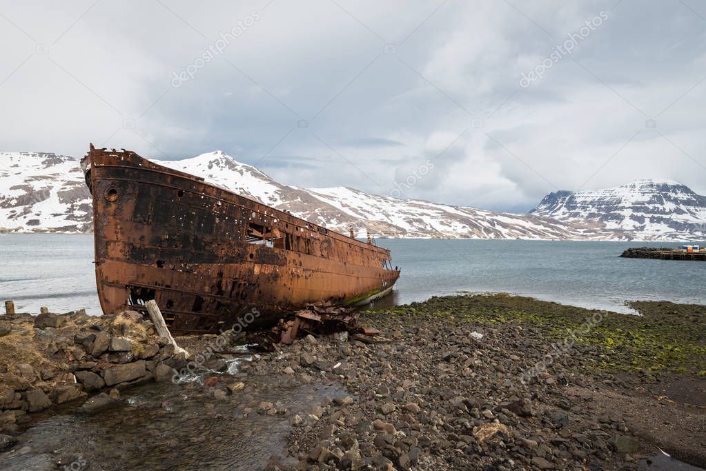 A massive shipwreck at the Icelandic coast — Stock Photo © StockWithMe ...