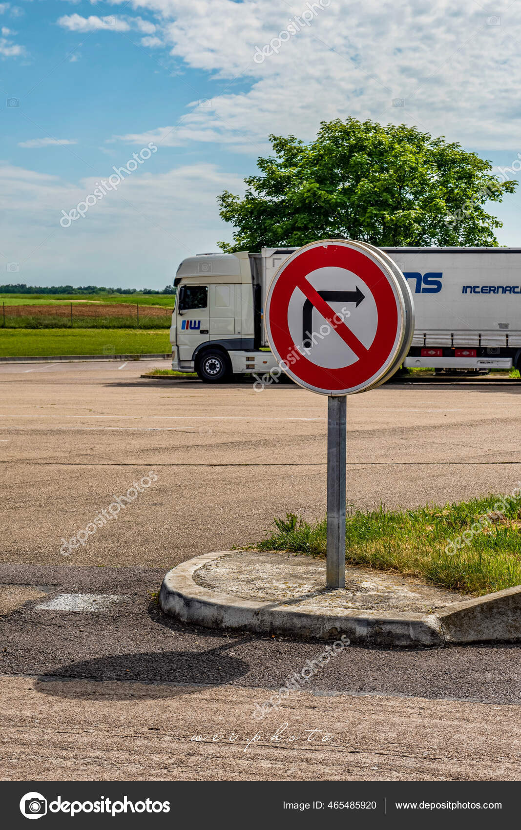 Road Sign Red White Stripes Stock Photo by ©Tuchong-Microstock1 465485920