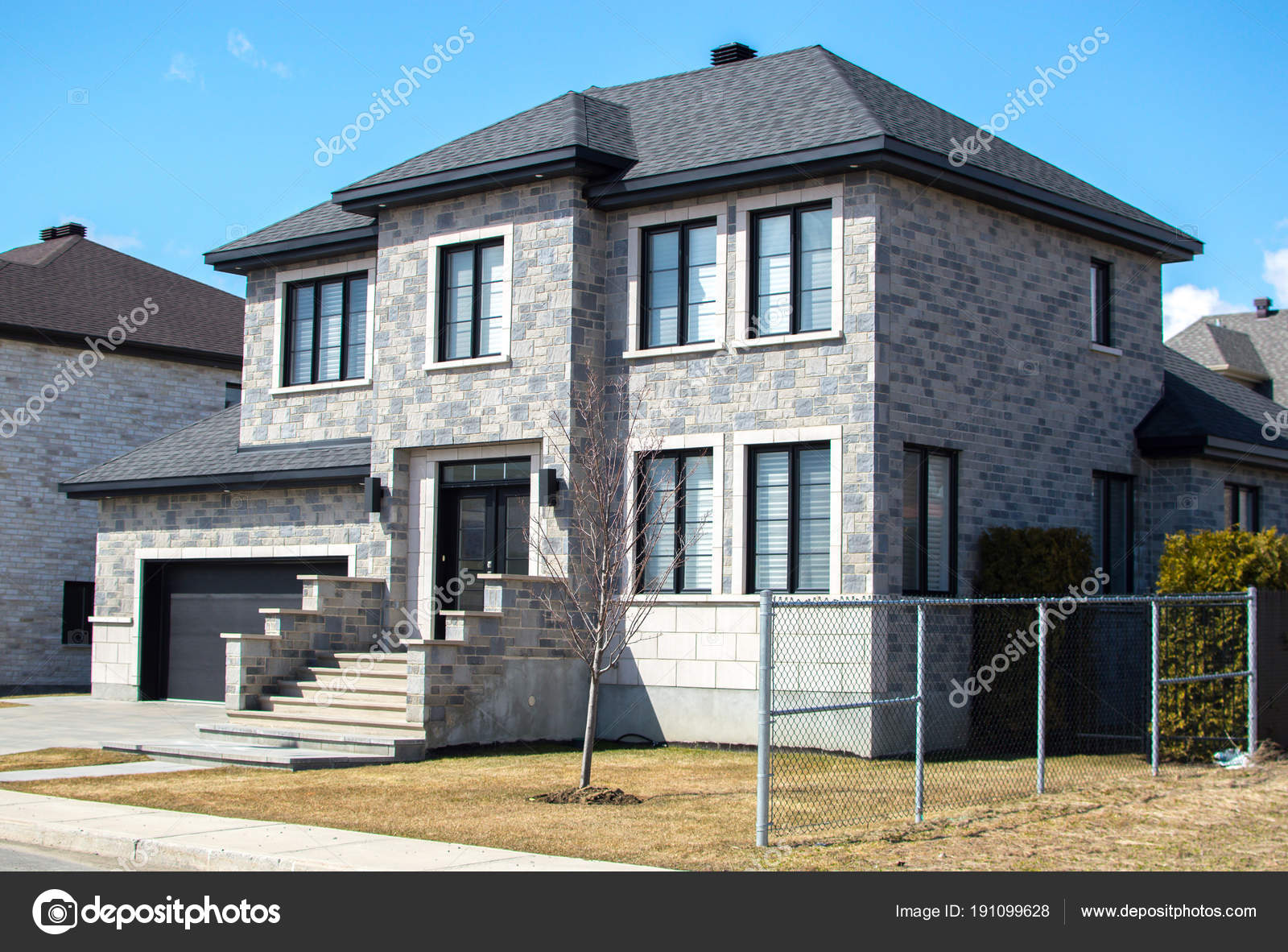 Luxury House Montreal Canada Blue Sky — Stock Photo © bakerjarvis ...
