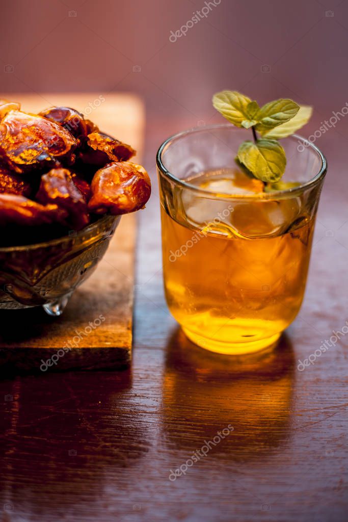 Primer plano de d tiles crudos junto con su jarabe en un vaso con ...