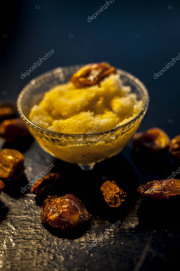 Primer plano plano de dátiles empapados en ghee para una mejor ...