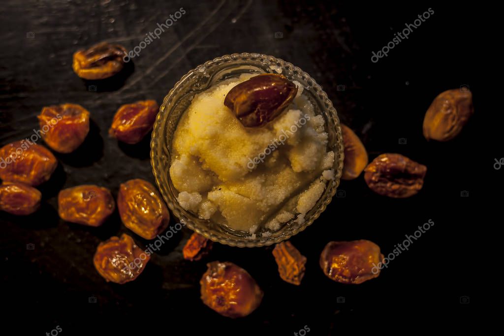 Primer plano plano de dátiles empapados en ghee para una mejor ...