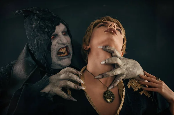 Female vampire victim Stock Photos, Royalty Free Female vampire victim ...