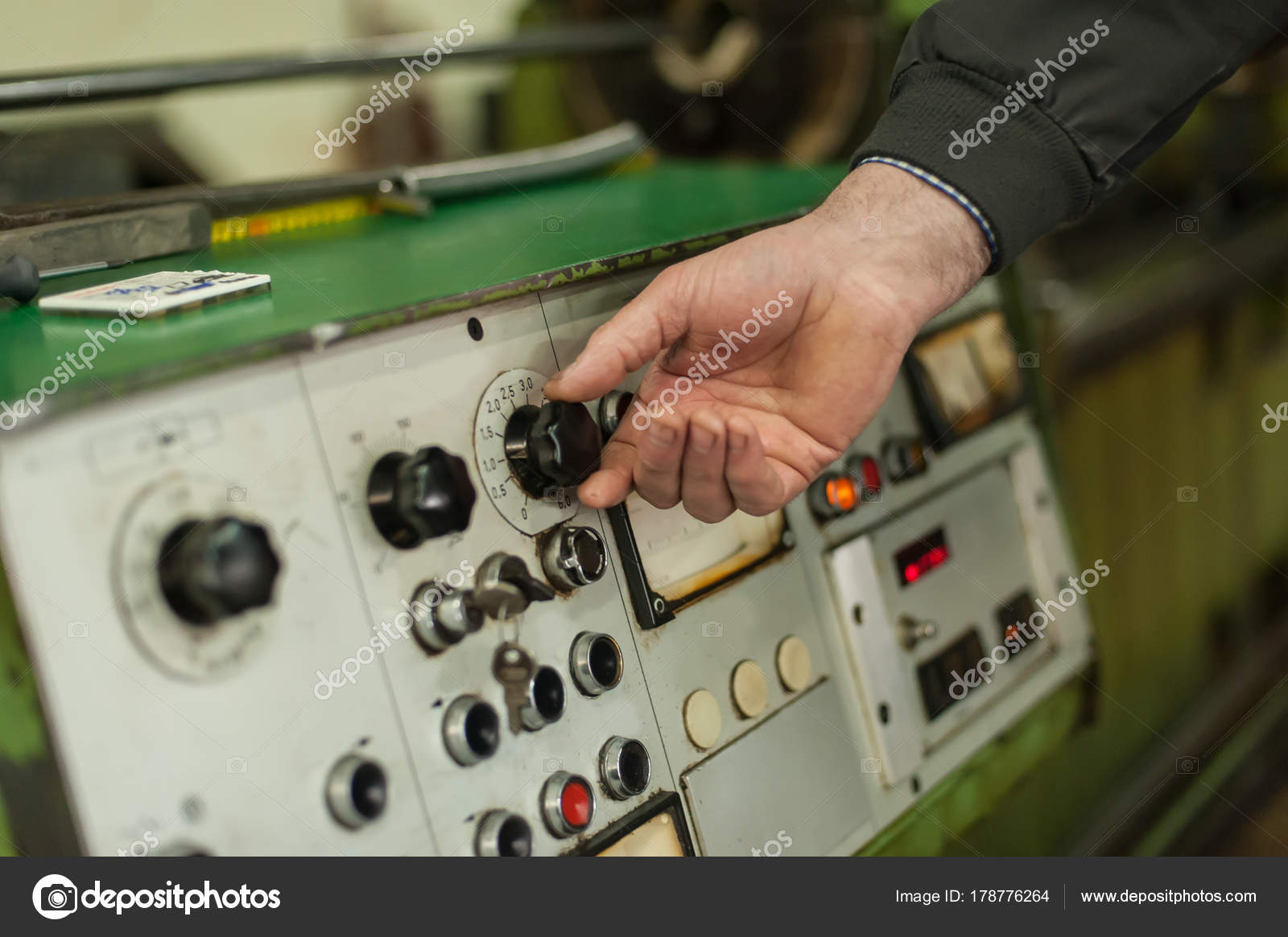 Factory worker adjusts the control panel of industry machine — Stock ...