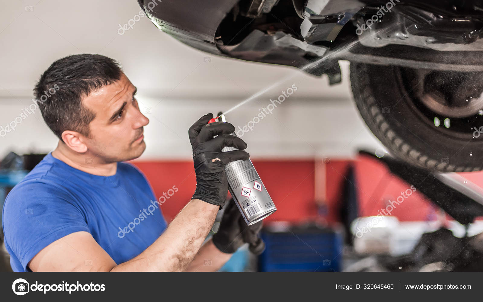 Car master mechanic repairer lubricates screws with machine clea Stock ...