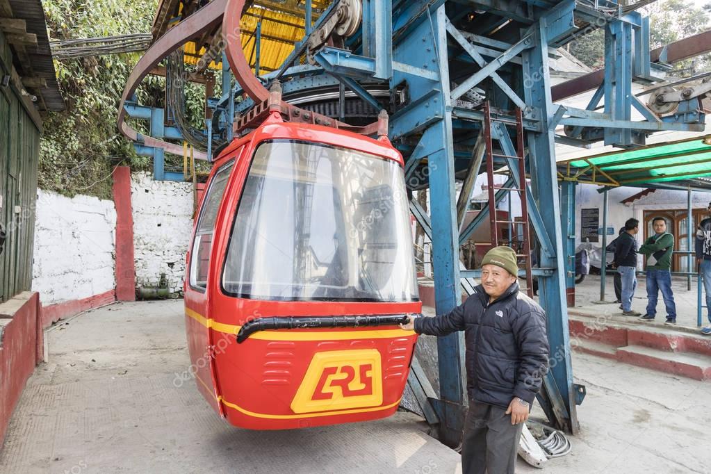 DARJEELING, INDIA, 5 de marzo de 2017: The Darjeeling Ropeway es un ...
