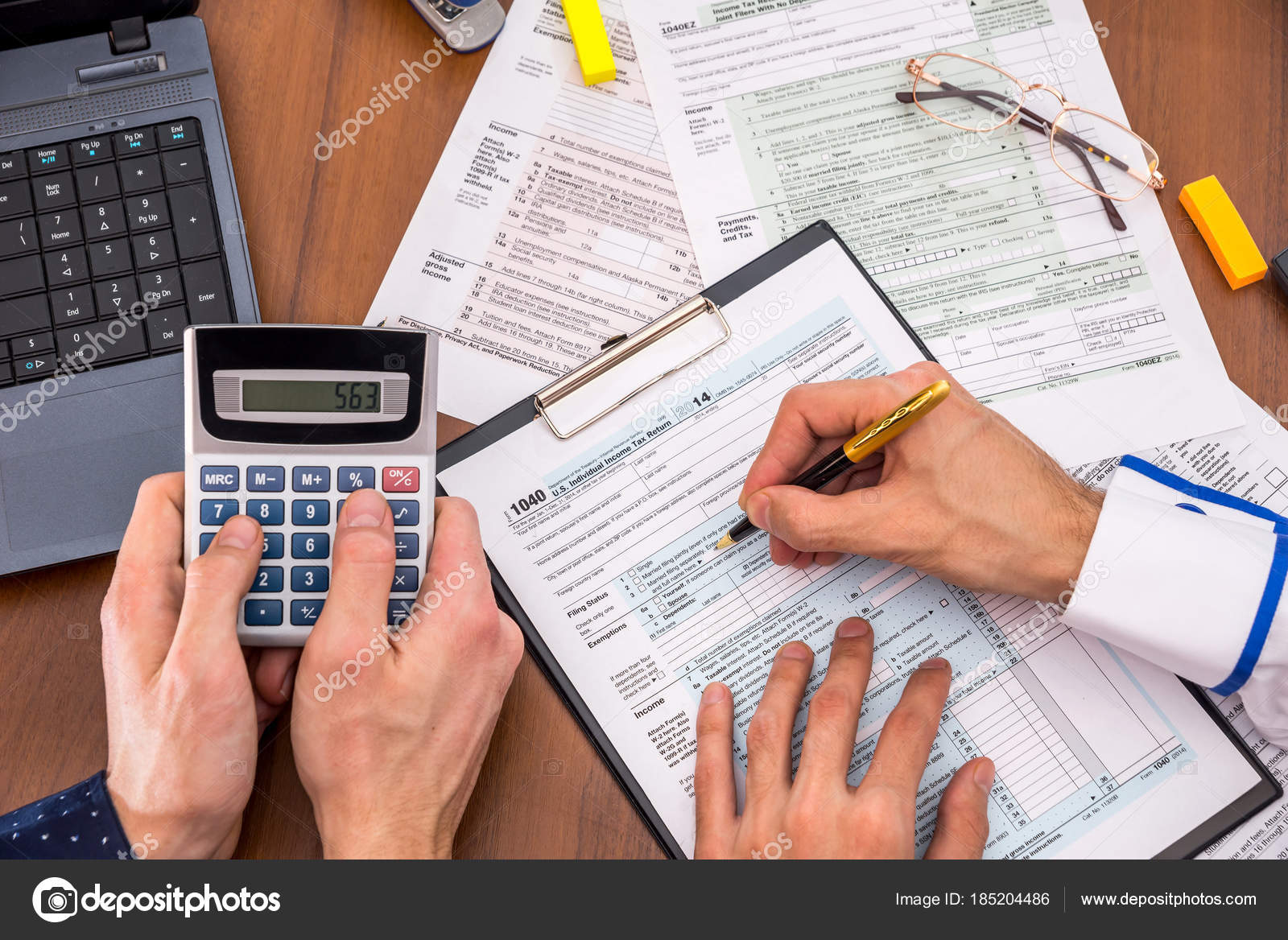 Dos Personas Llenando Formularios Impuestos Ayudándose Mutuamente ...