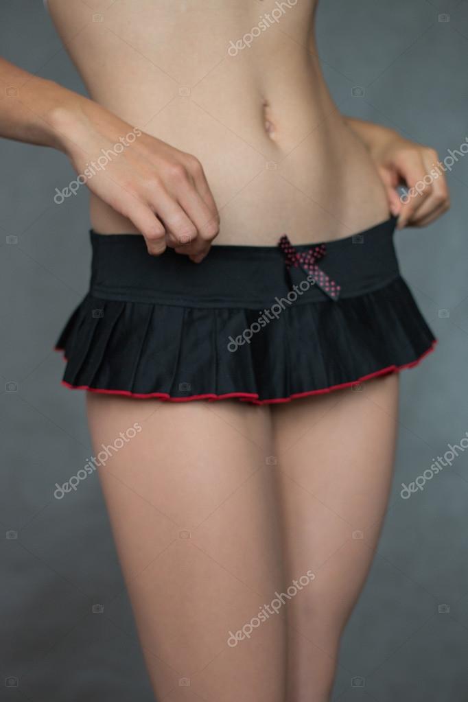 Mooi Jong Meisje In Een Kort Rokje Op Grijze Achtergrond — Stockfoto