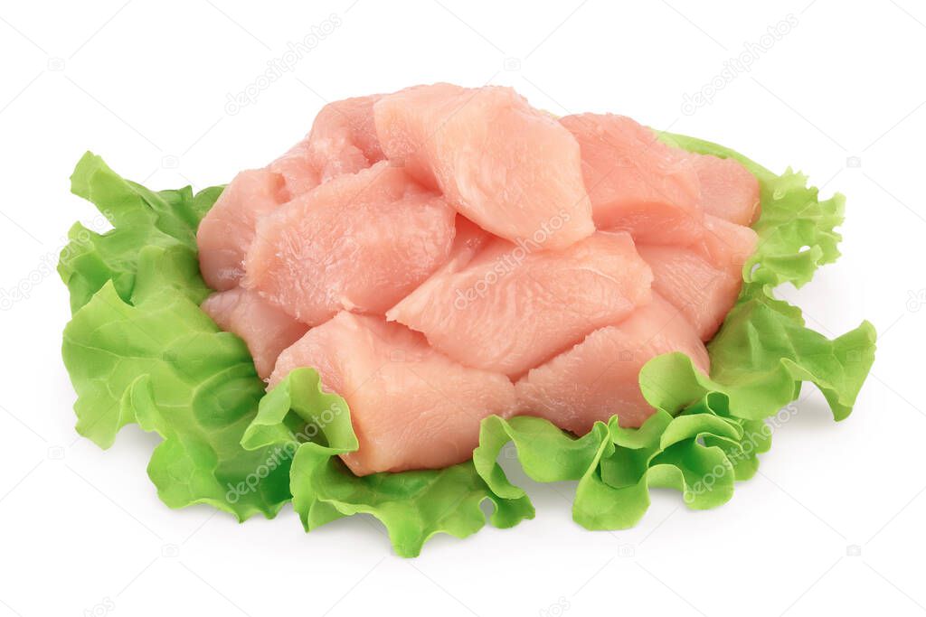 Filete de pollo fresco en cubitos con lechuga aislada sobre fondo ...