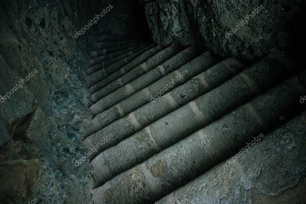 camino de escaleras de piedra camino de calabozo frío medieval cueva ...