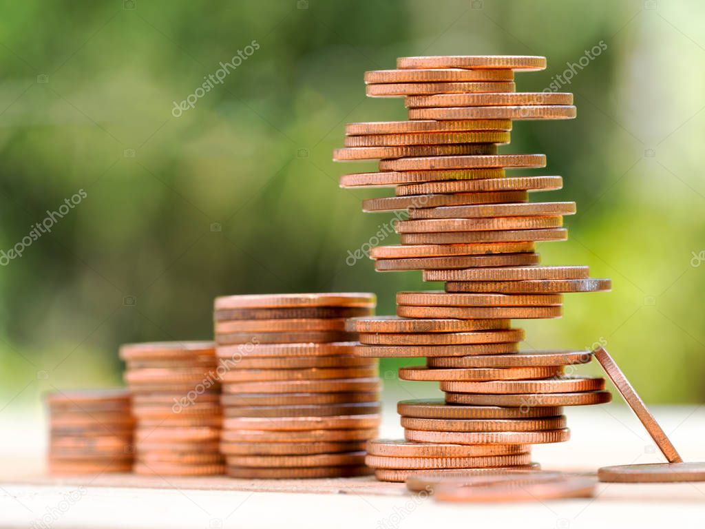 Cuatro filas de monedas de pila de oro de crecimiento creciente con ...