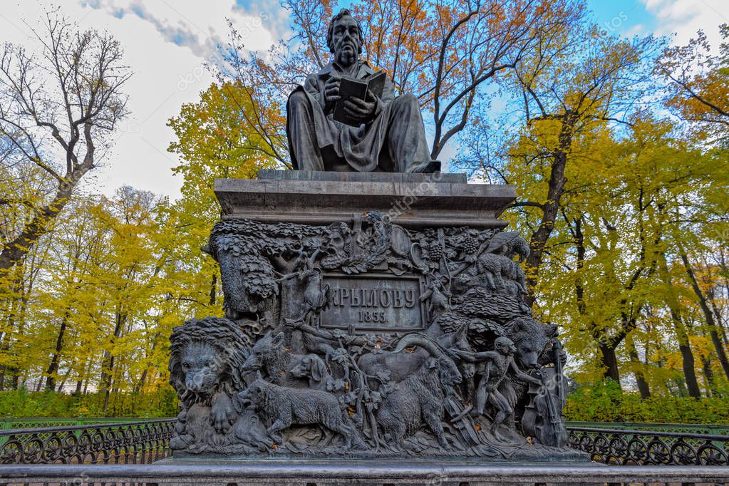 Monumento a Iván Krylov por el escultor Peter Klodt 1855 en el verano G ...