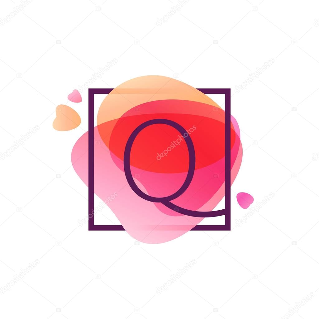 Logotipo de letra Q en marco cuadrado en fondo de acuarela rosa. 2022